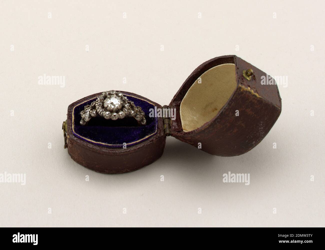 Gold diamonds hi-res stock photography and images - Alamy