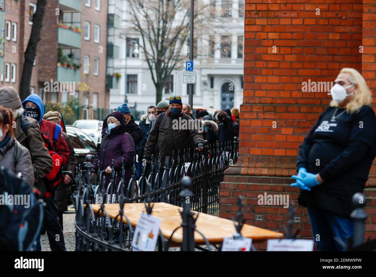Homeless food line hi-res stock photography and images - Alamy