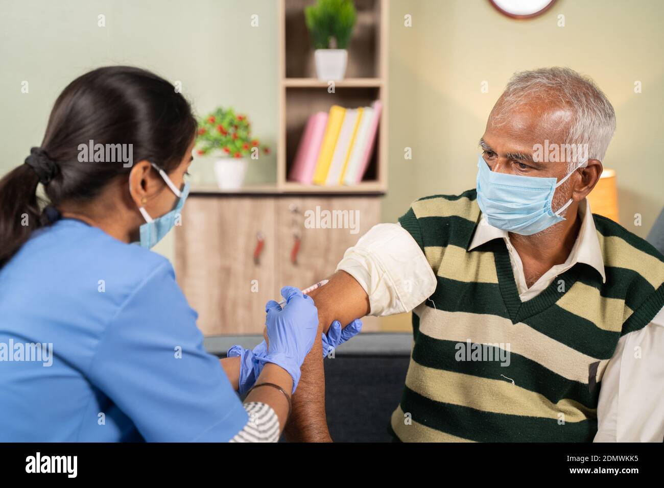 Doctor giving patient shot hi-res stock photography and images - Alamy