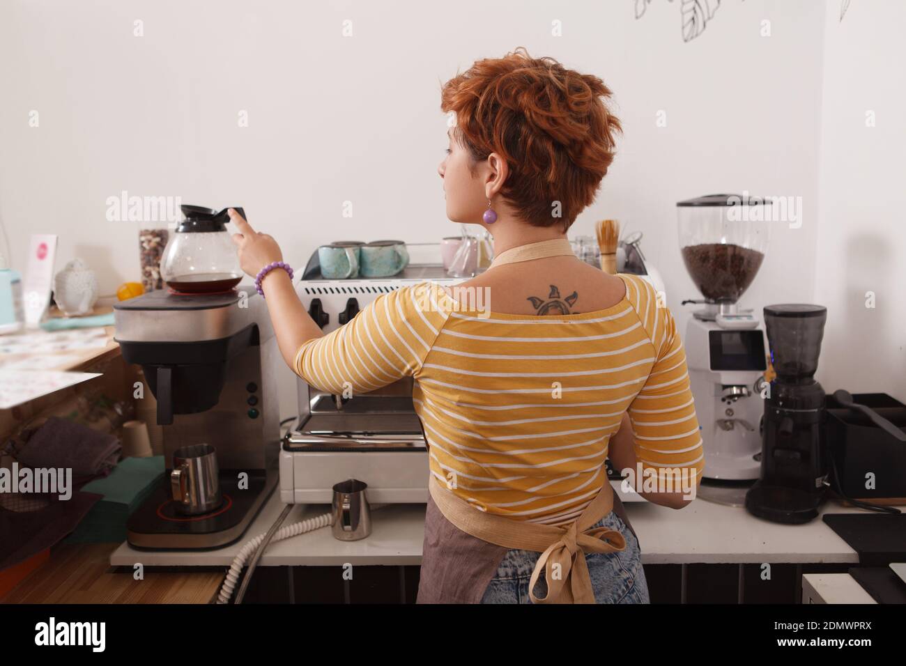 Diner waitress rear view hi-res stock photography and images - Alamy