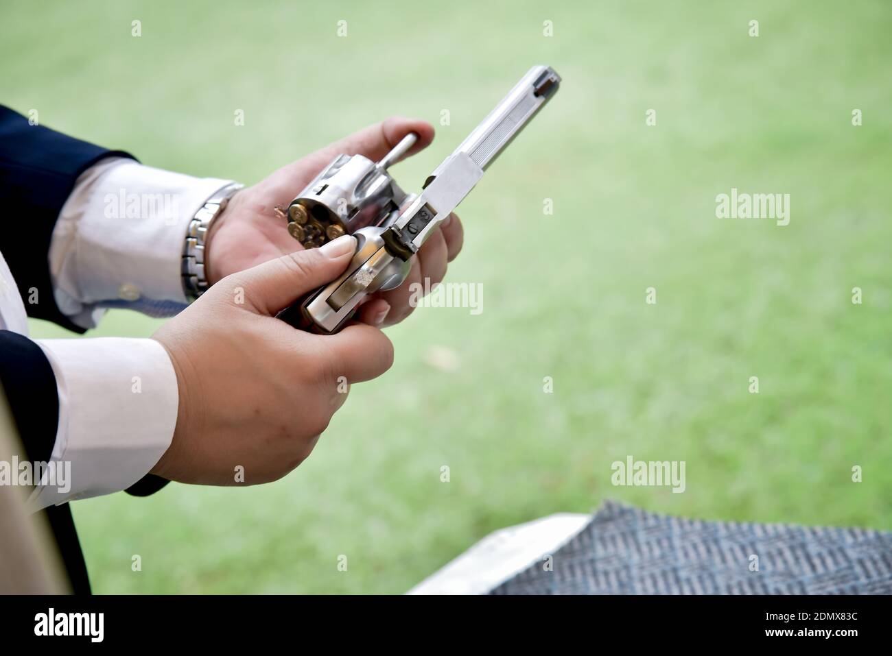 Man loading gun hi-res stock photography and images - Alamy
