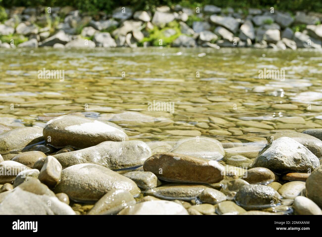 River stony shore hi-res stock photography and images - Alamy