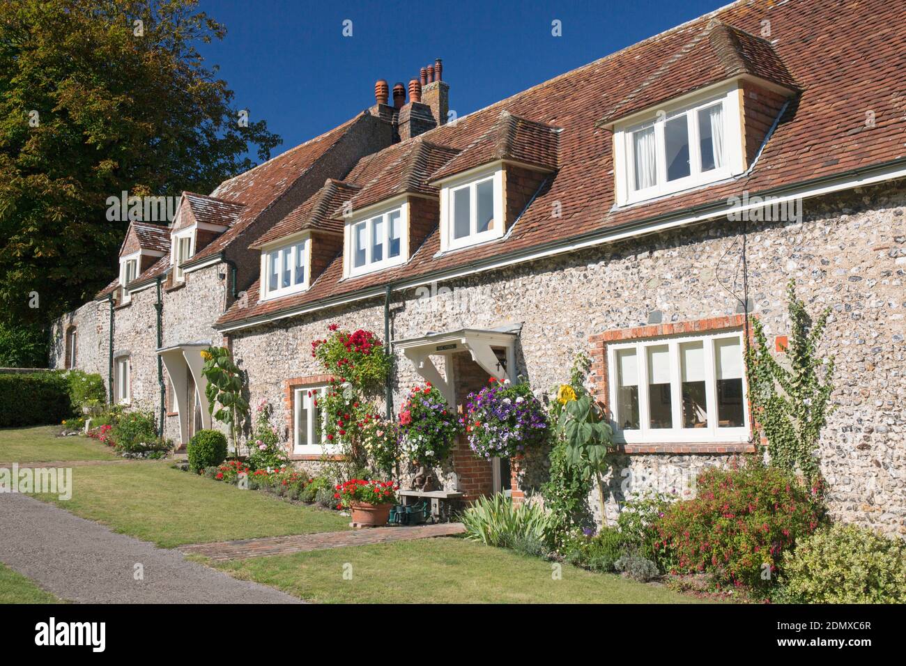 Quaint english cottage scene hi-res stock photography and images - Alamy