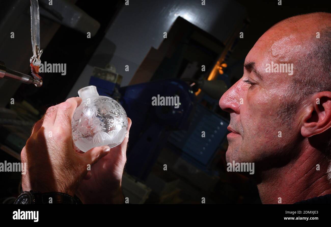 Andy Cope Master Copper Wheel engraver and work shop Stock Photo - Alamy