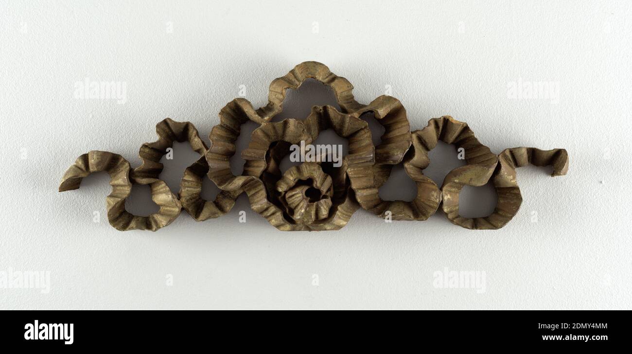 Carving, ribbon, Wood, painted, Crown ornament for a frame in pattern ...