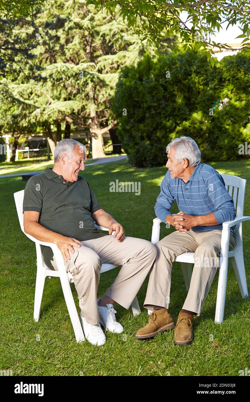 Two old men talking in park hi-res stock photography and images - Alamy
