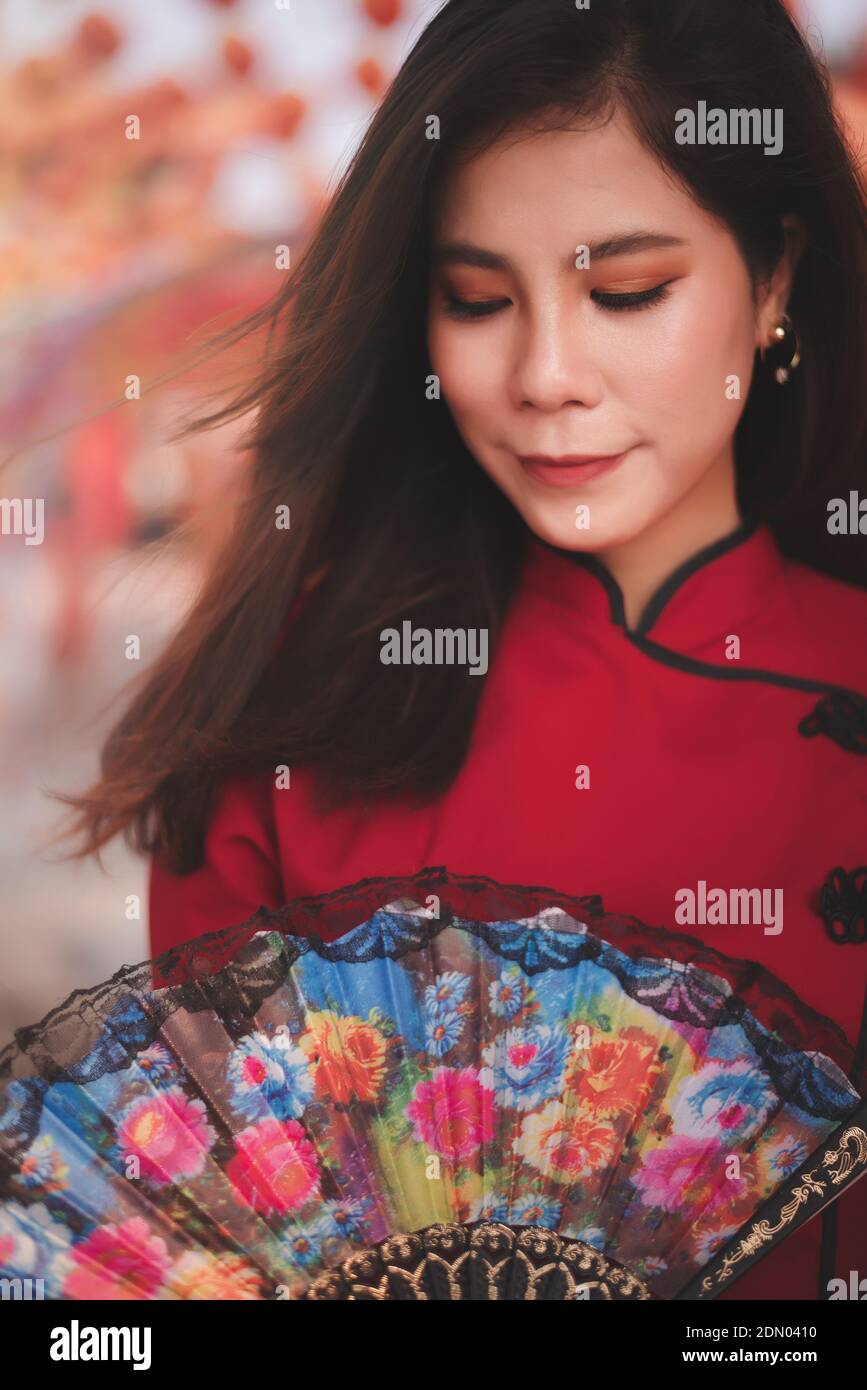 Indian hand holding fan indian hi-res stock photography and images - Alamy