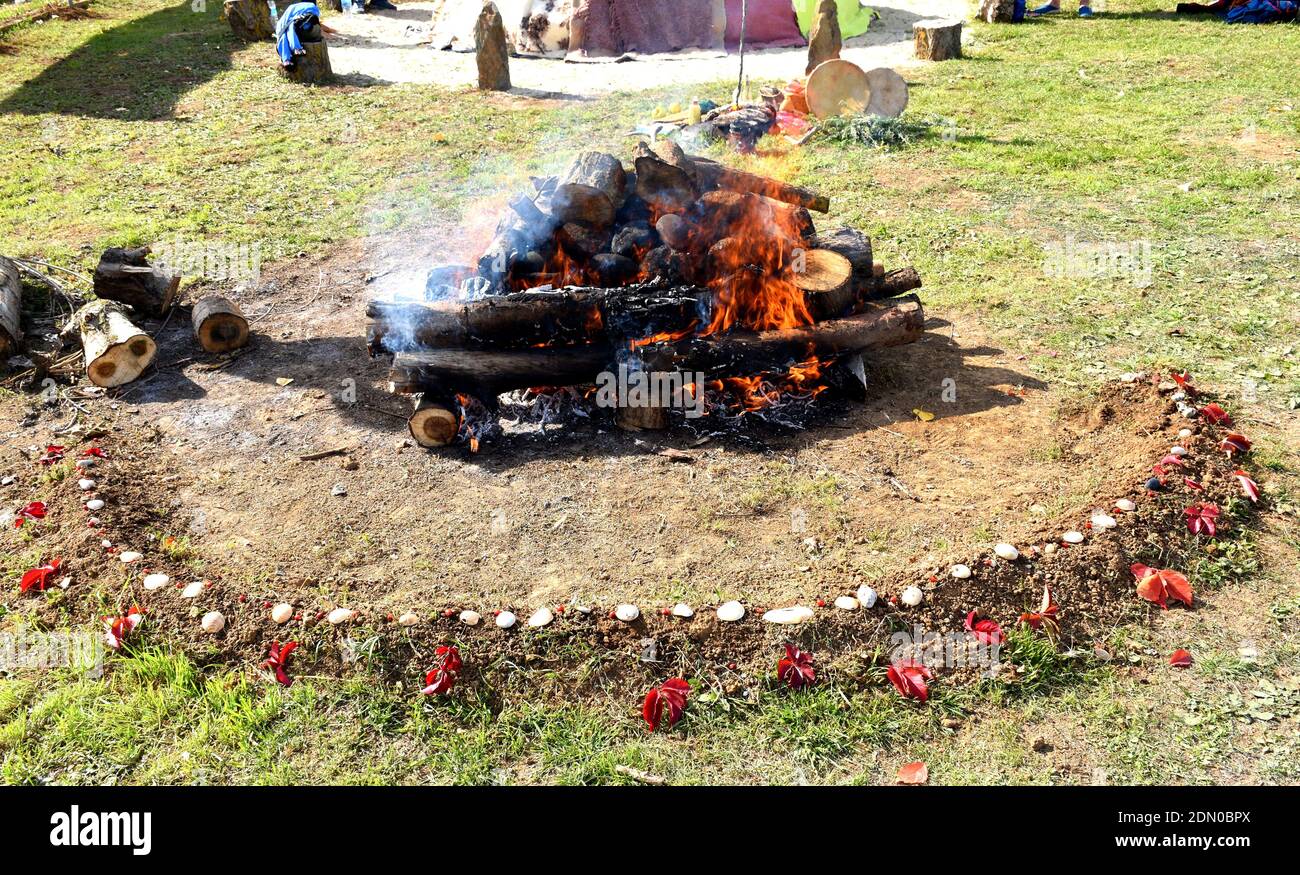 Bonfire with stones in temazcal. Venta de Baños Stock Photo - Alamy