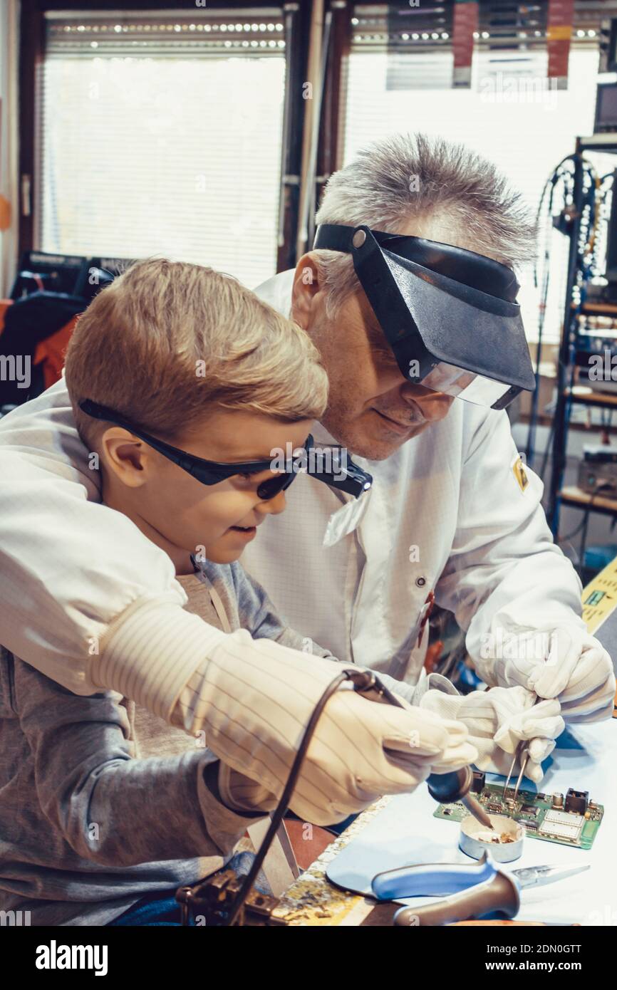 Engineering experiment child hi-res stock photography and images - Alamy