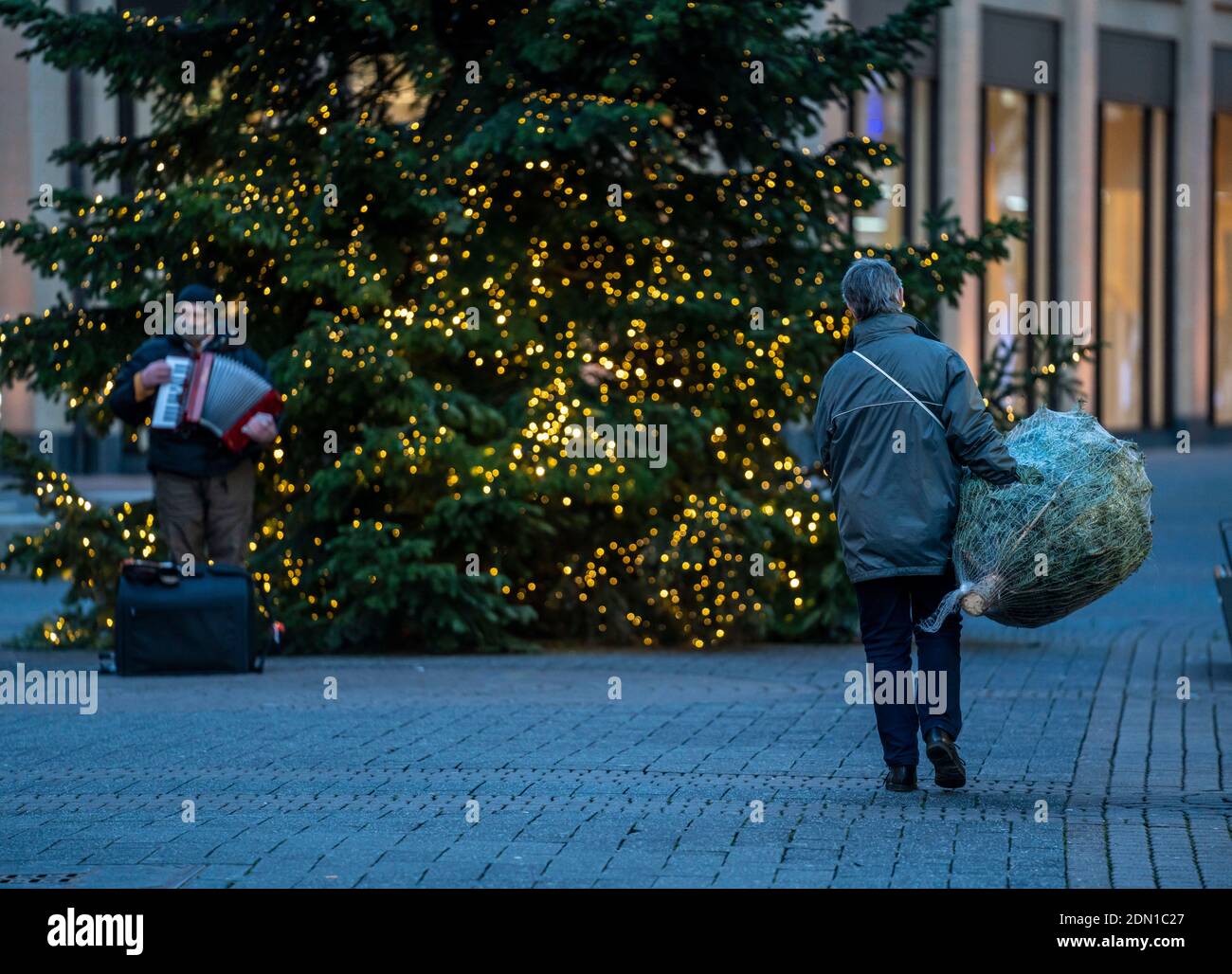 First day of the Christmas Lockdown in the Corona Crisis, Schildergasse ...