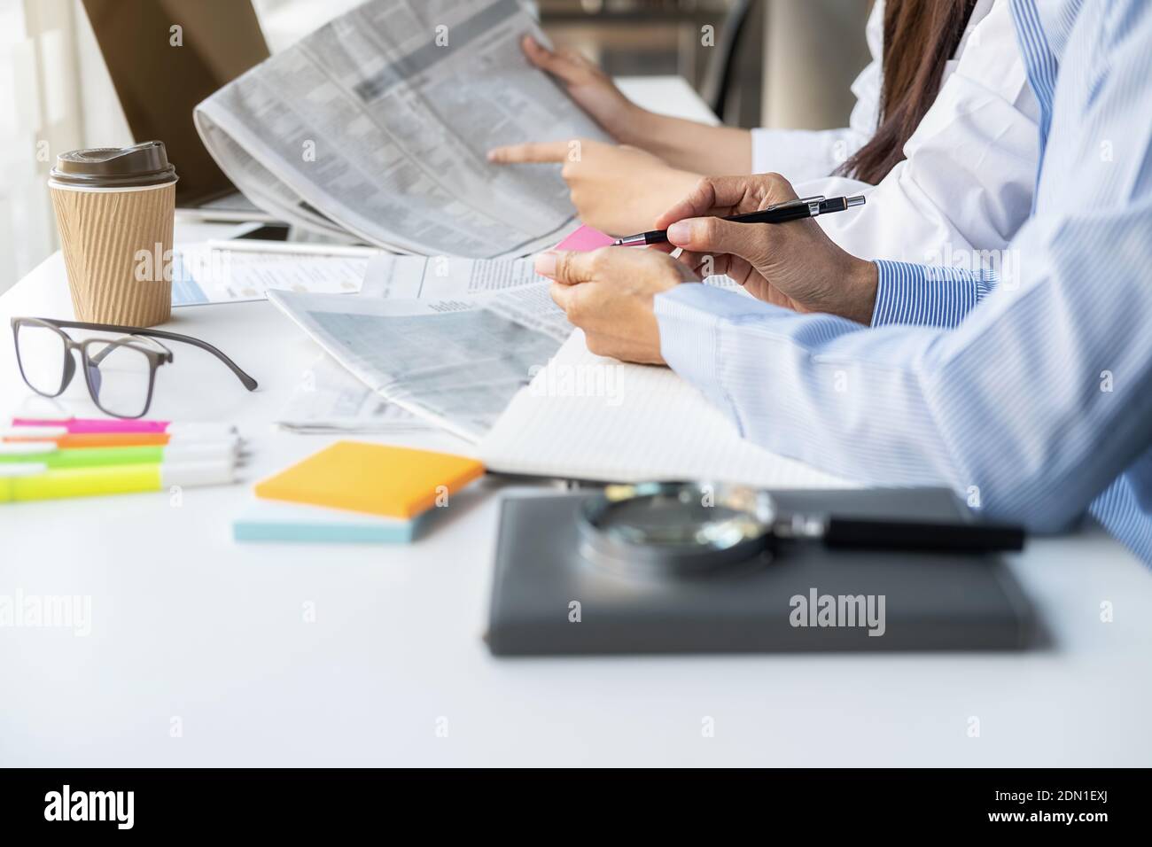 Newspaper men pointing hi-res stock photography and images - Alamy