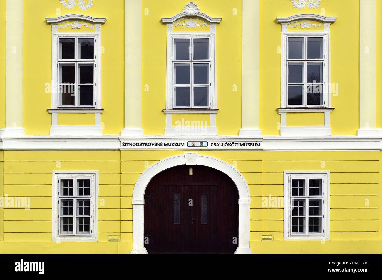 Yellow building view entry hi-res stock photography and images - Alamy