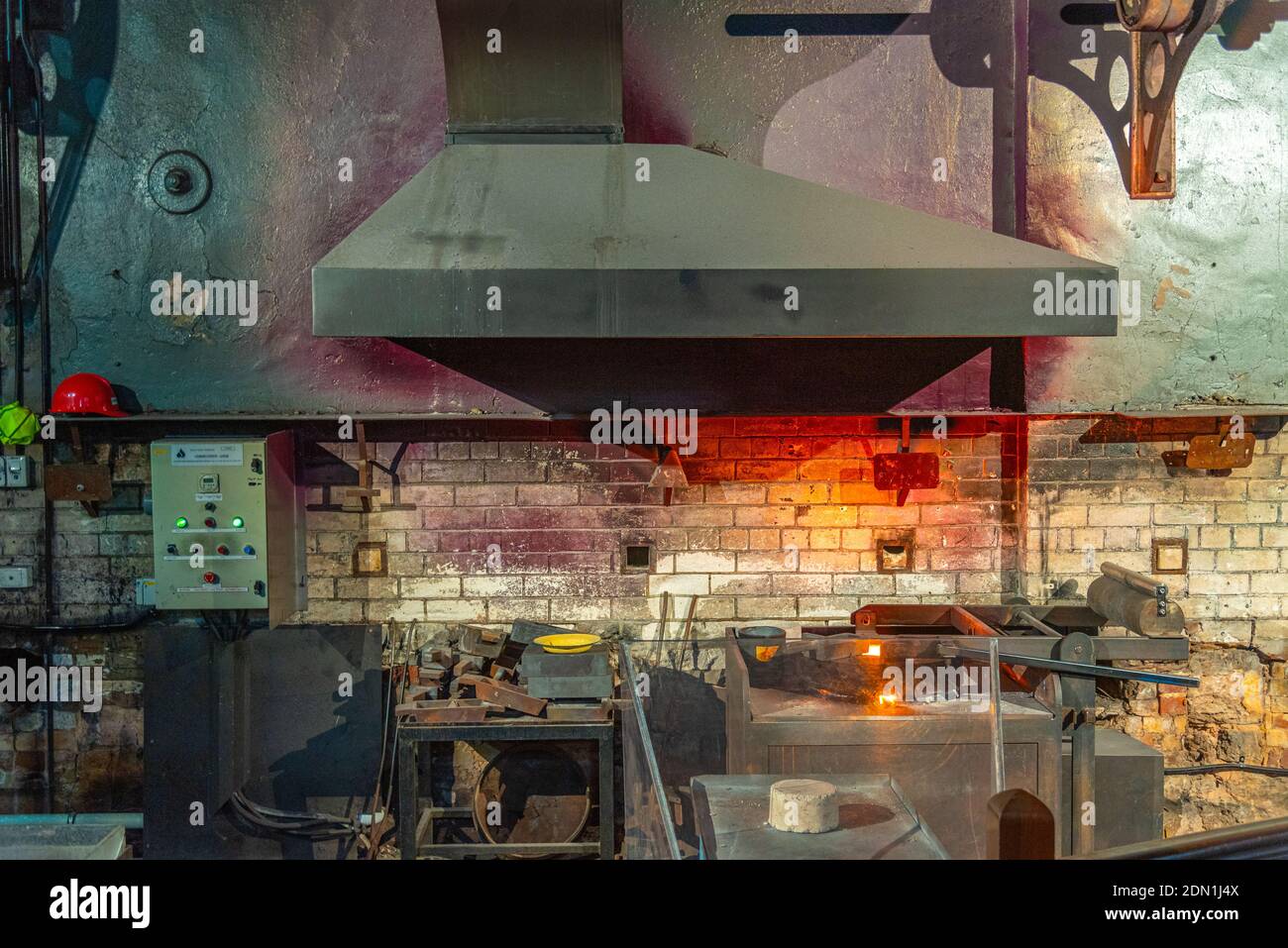 Gold molten bar hi-res stock photography and images - Alamy