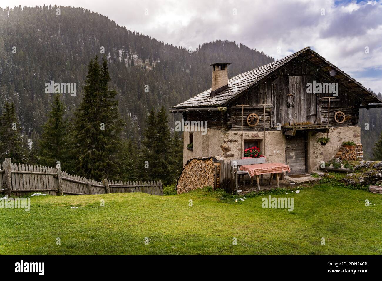 Alpine cabin hi-res stock photography and images - Alamy