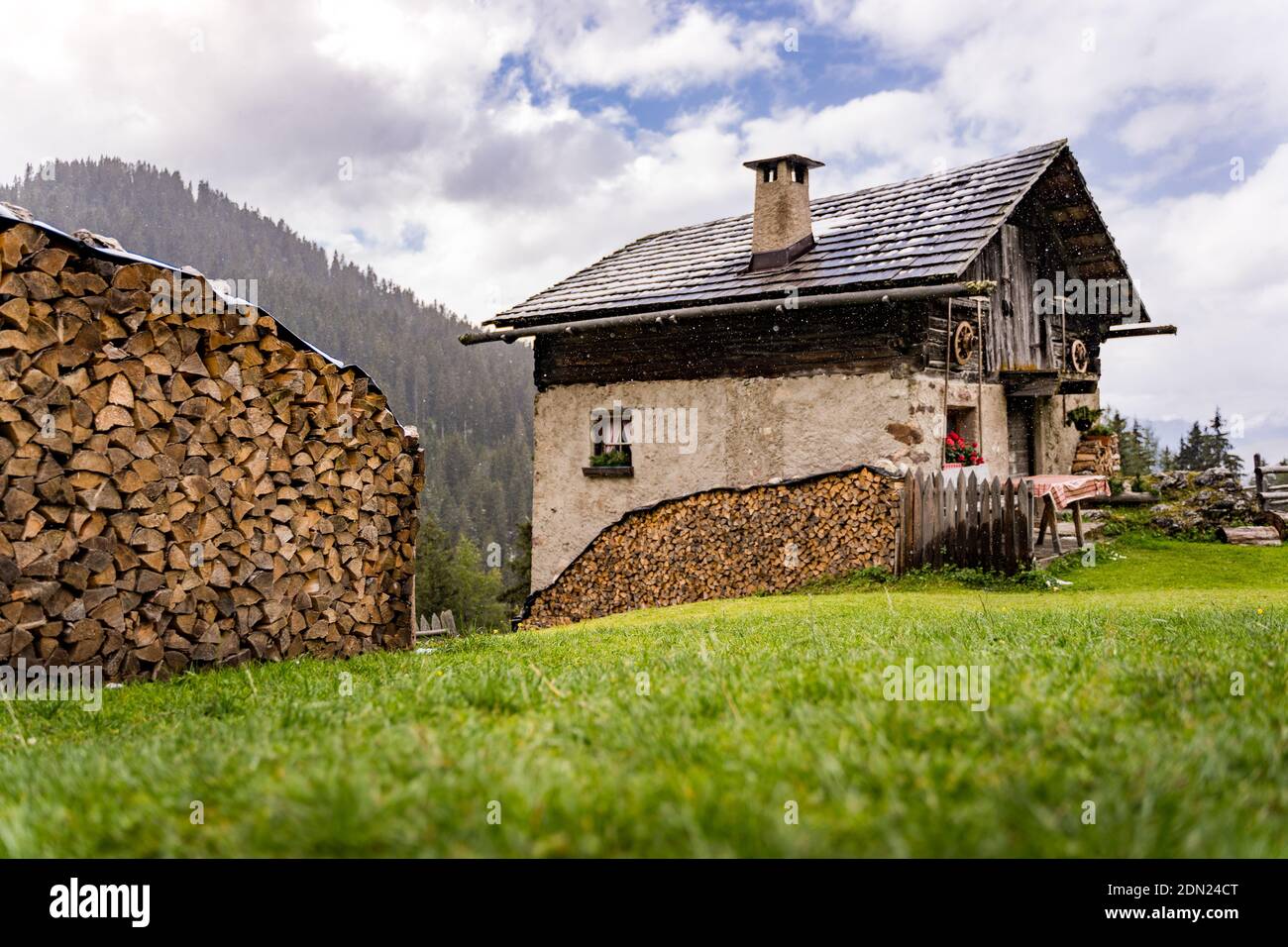 Old cabin in the mountains hi-res stock photography and images - Alamy