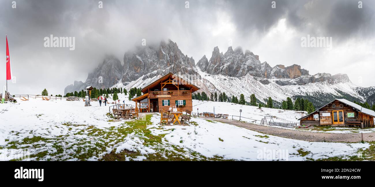 Alpine cabin hi-res stock photography and images - Alamy