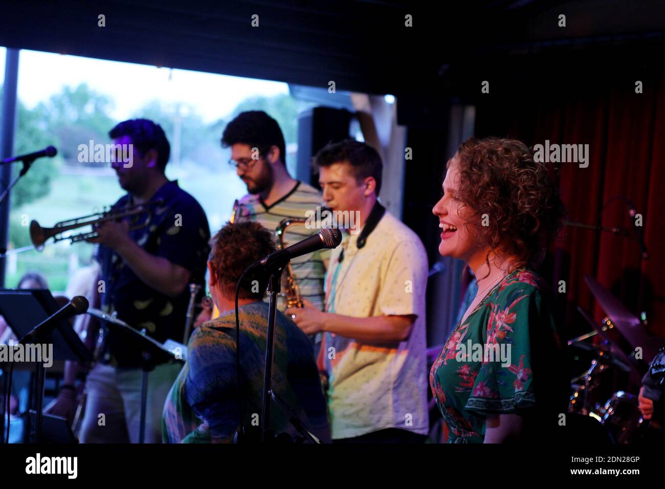 People performing on stage hi-res stock photography and images - Alamy