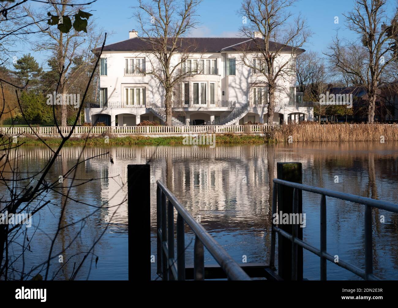 Berkshire river cookham riverside house hi-res stock photography and ...