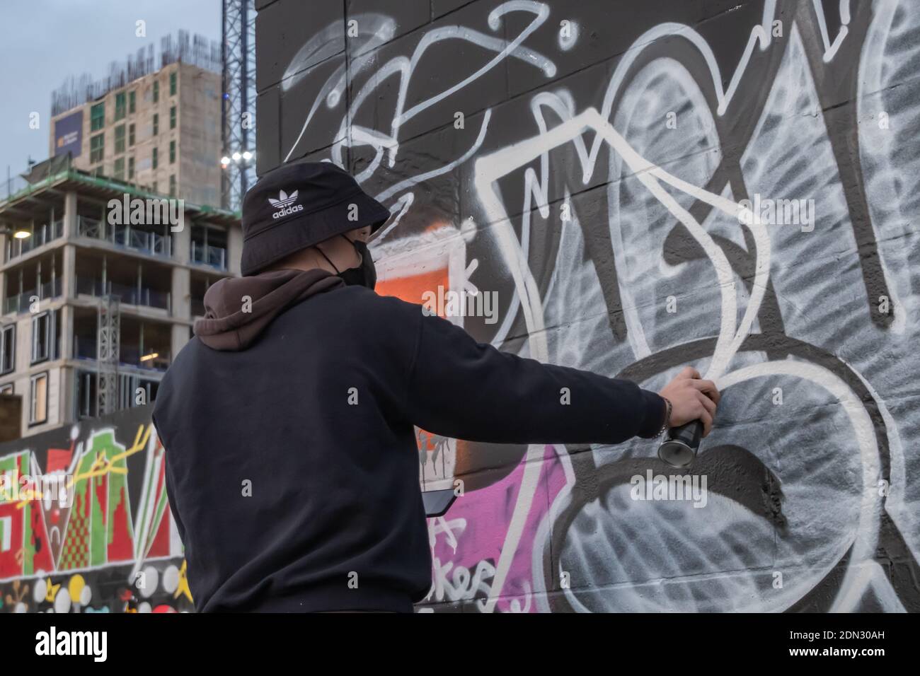 Glasgow, Scotland, UK. 17th December, 2020. A graffiti artist starting ...
