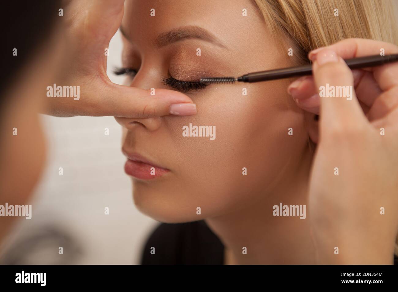 Professional lash artist hi-res stock photography and images - Alamy