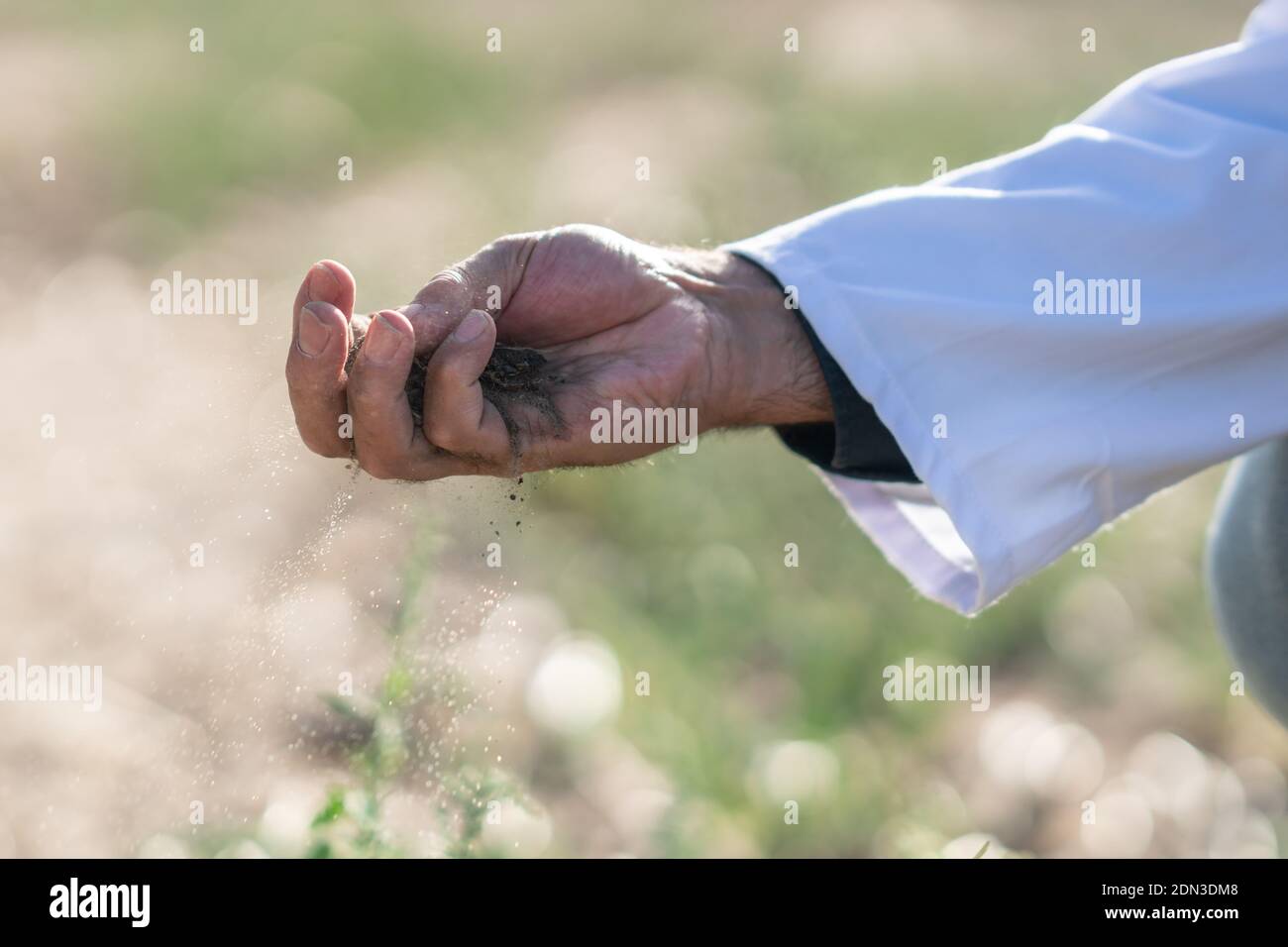 Falling soil hi-res stock photography and images - Alamy