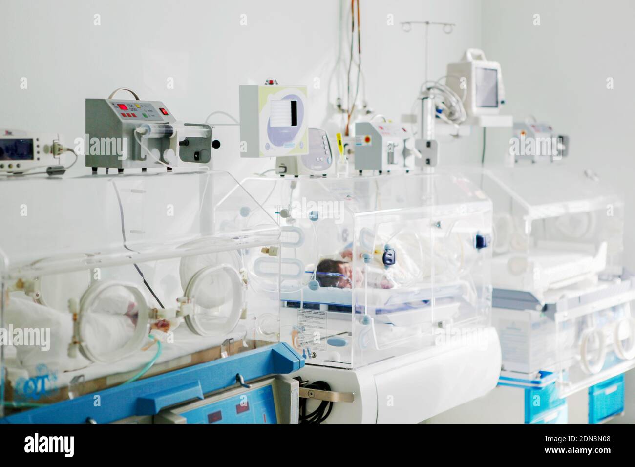 Human baby incubator hi-res stock photography and images - Alamy