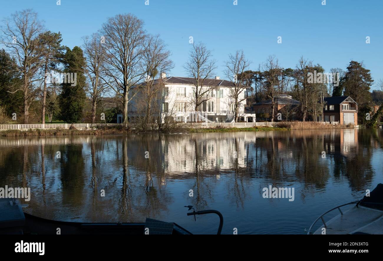 Attractive white house reflected in the River Thames at Cookham ...
