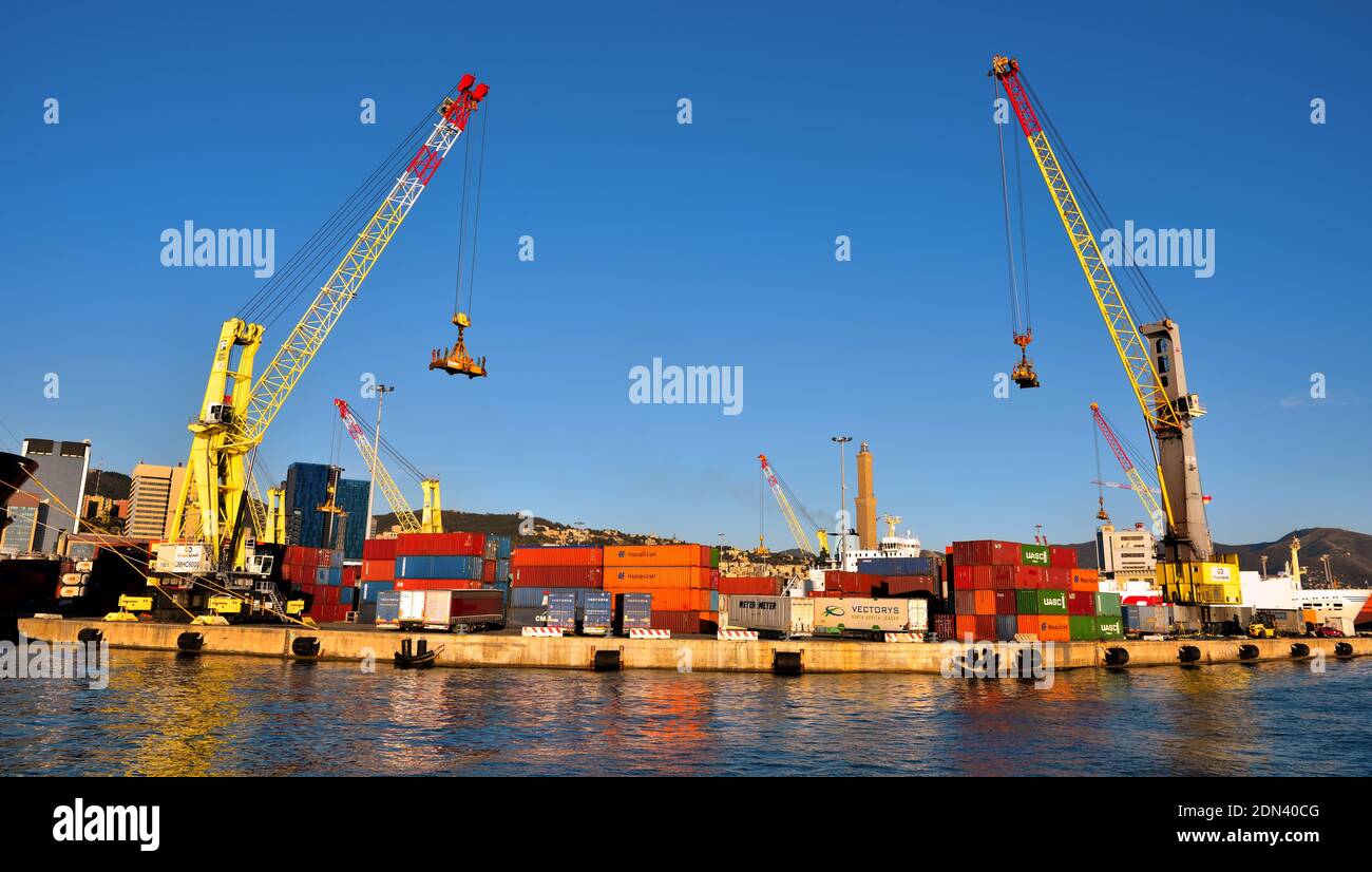 Goods inside shipping container hi-res stock photography and images - Alamy