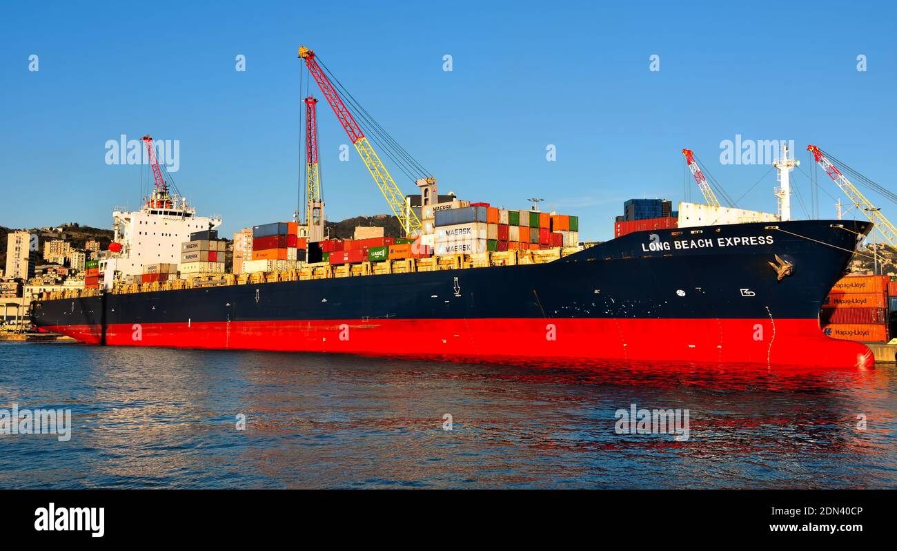 loading and unloading operations of a container ship at the port ...