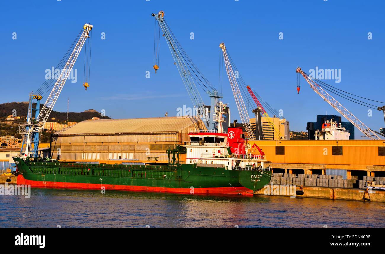 loading and unloading operations of a container ship at the port ...