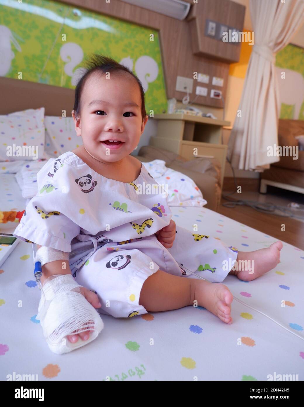 Baby iv drip hi-res stock photography and images - Alamy
