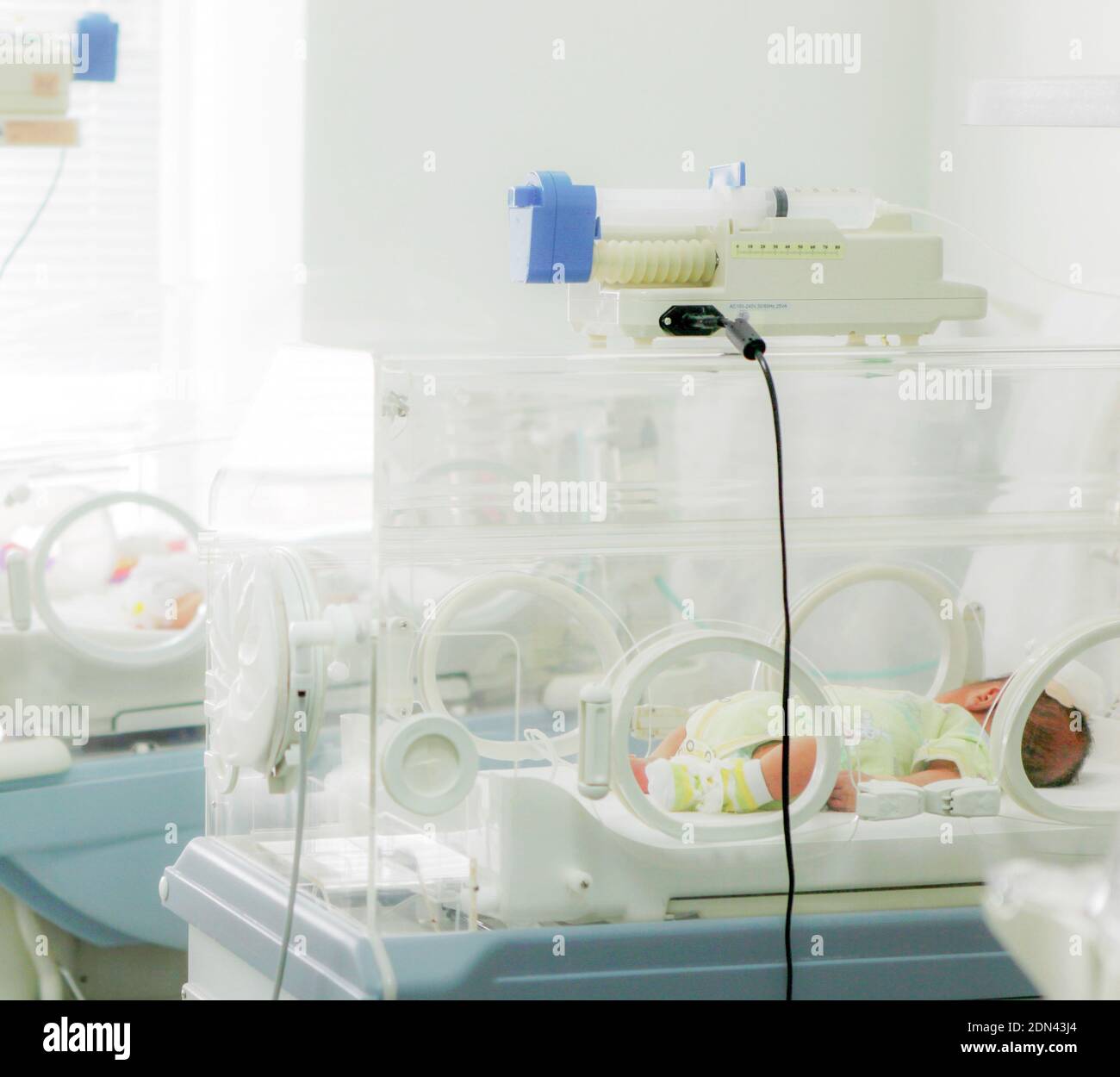 Baby incubator focus hi-res stock photography and images - Alamy