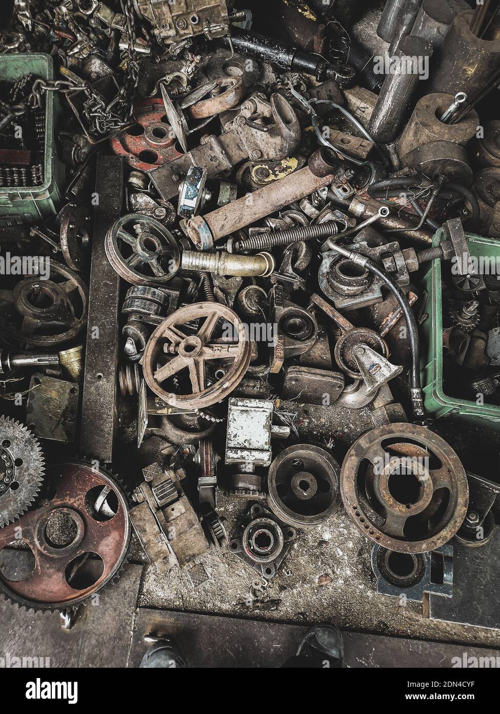 Messy machine shop hi-res stock photography and images - Alamy