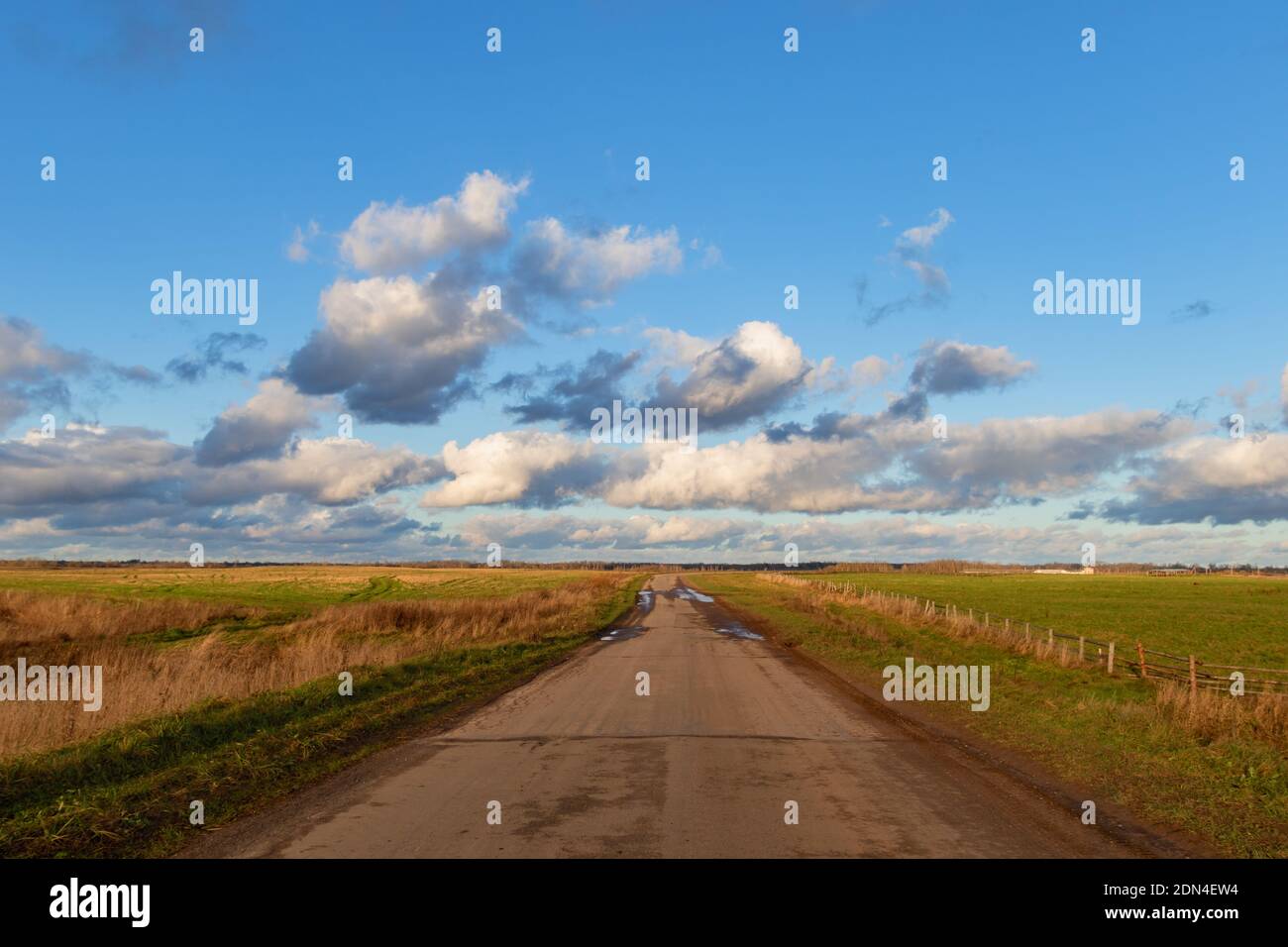 Quiet country farming road hi-res stock photography and images - Alamy