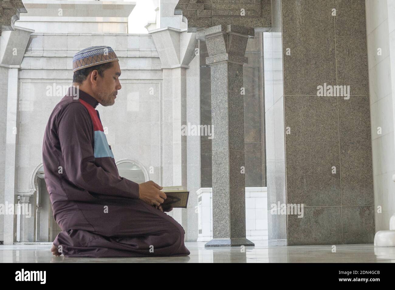 Saudi men reading hi-res stock photography and images - Alamy
