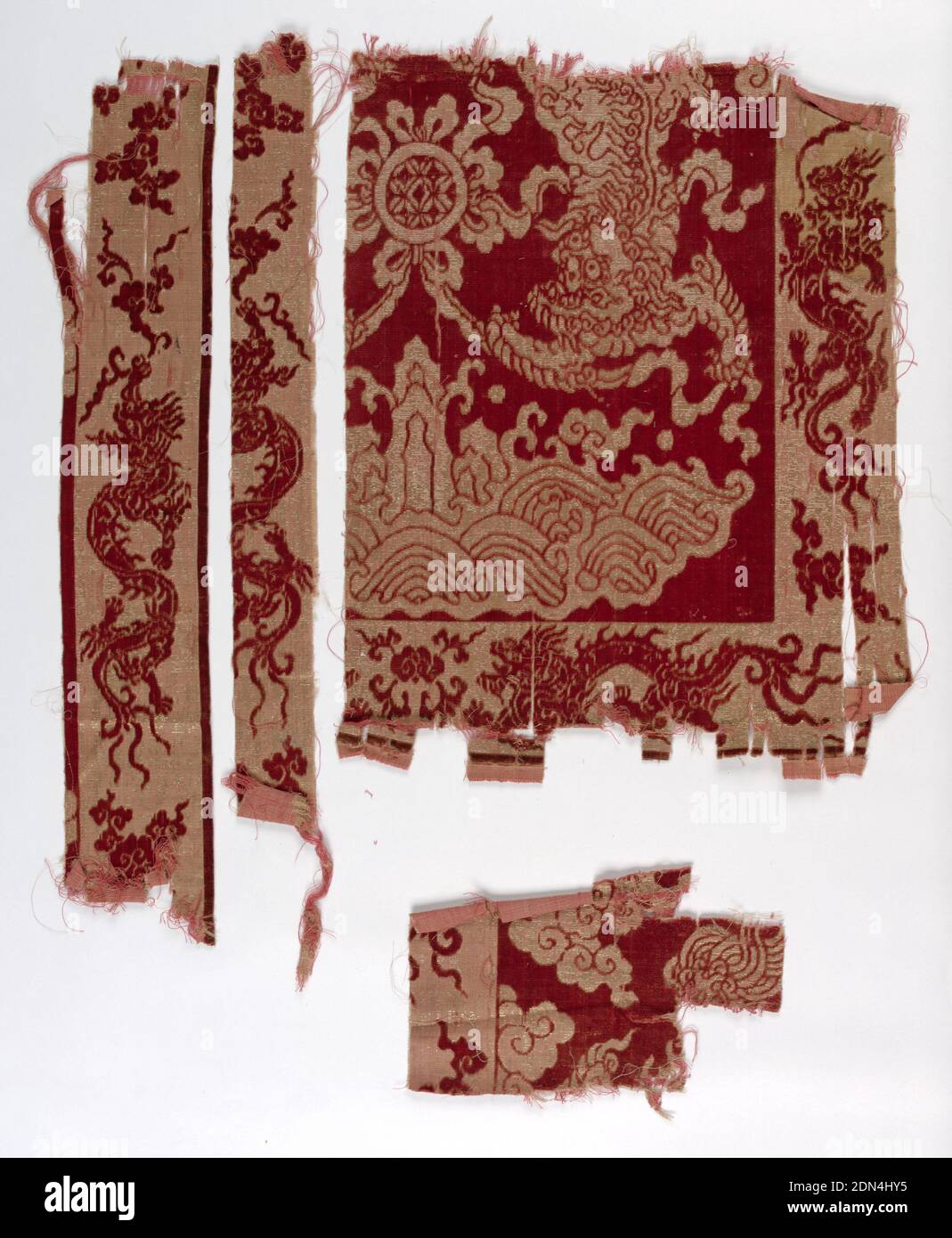 Fu dragons hi-res stock photography and images - Alamy