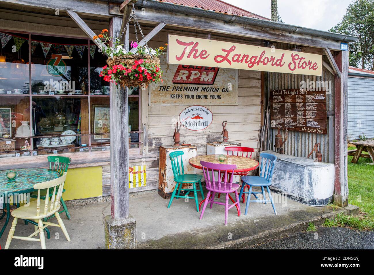 Old fashioned general store sign hi-res stock photography and images ...