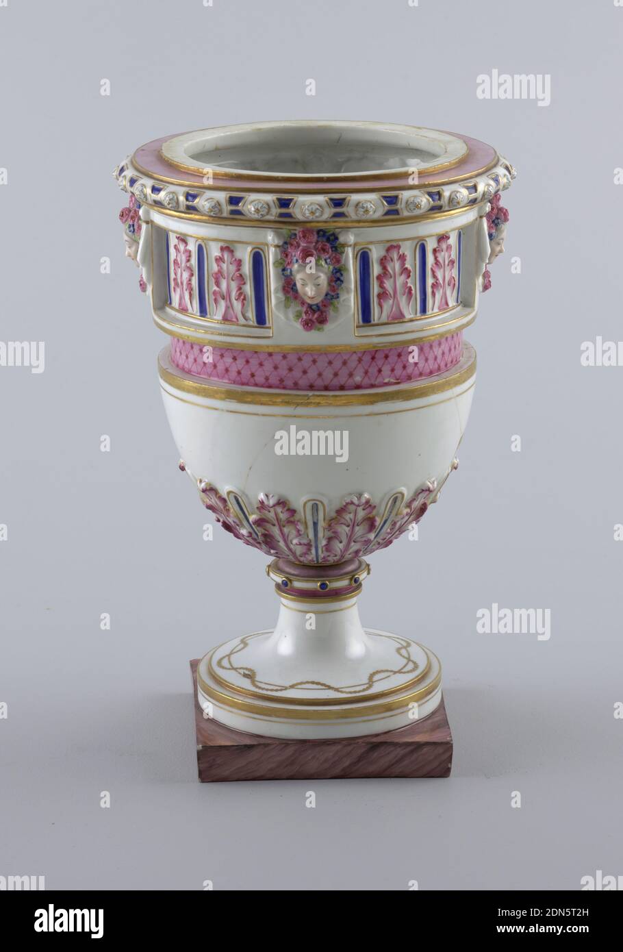 Cavetto moulding hi-res stock photography and images - Alamy