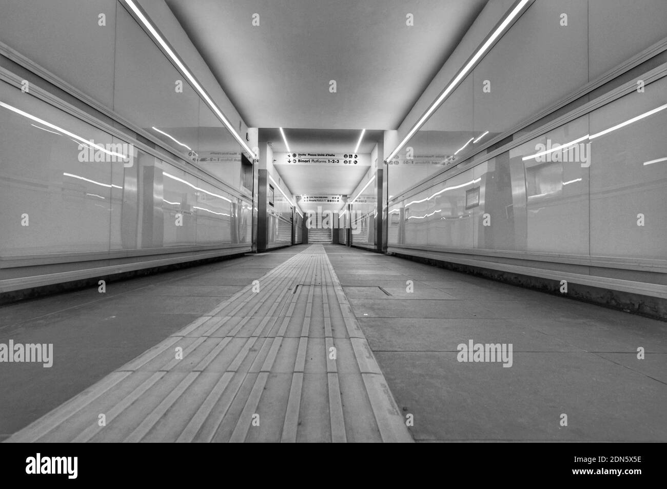 Empty Railroad Station Platform Stock Photo - Alamy