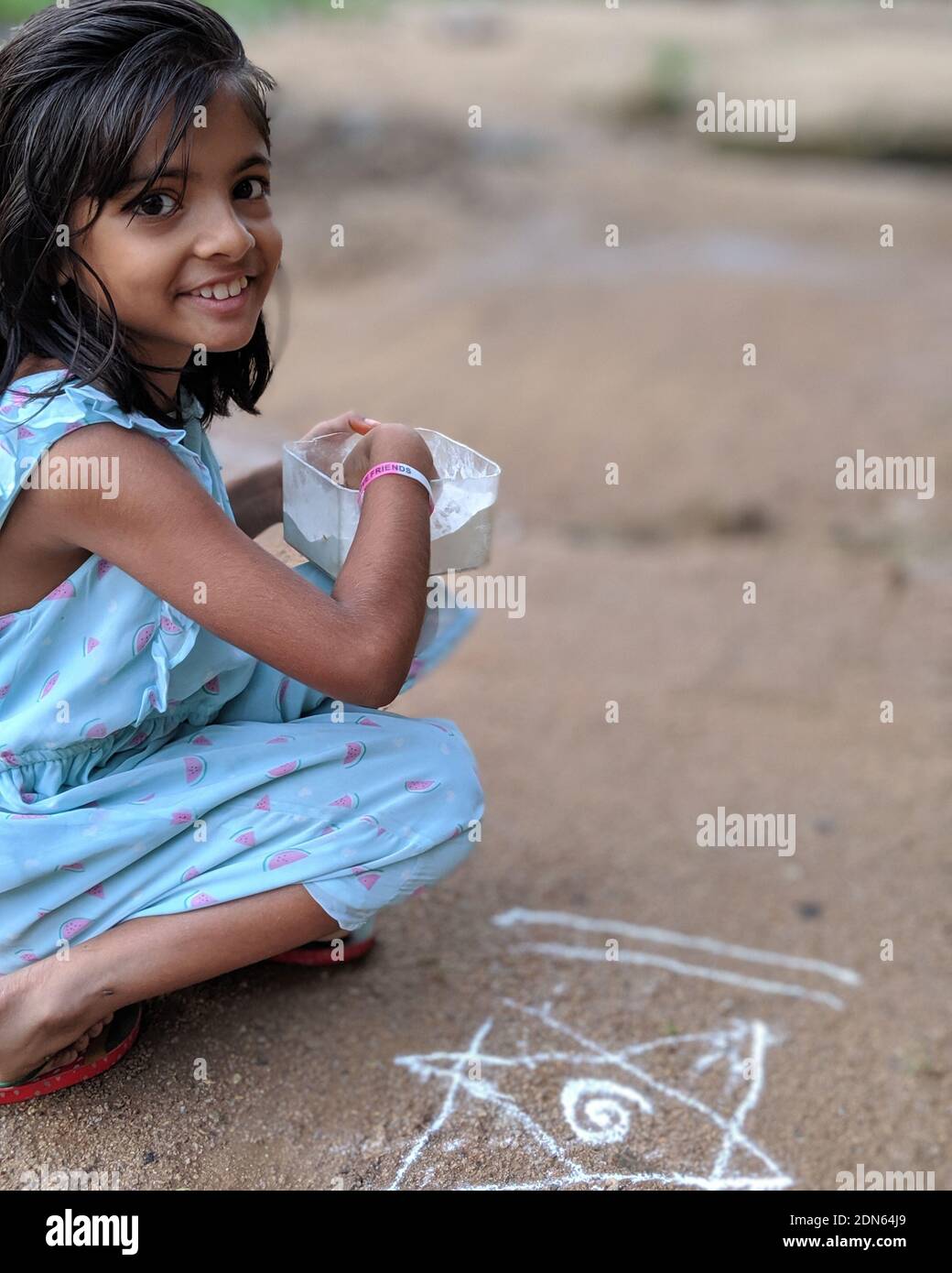Indian girls making rangoli hi-res stock photography and images - Alamy