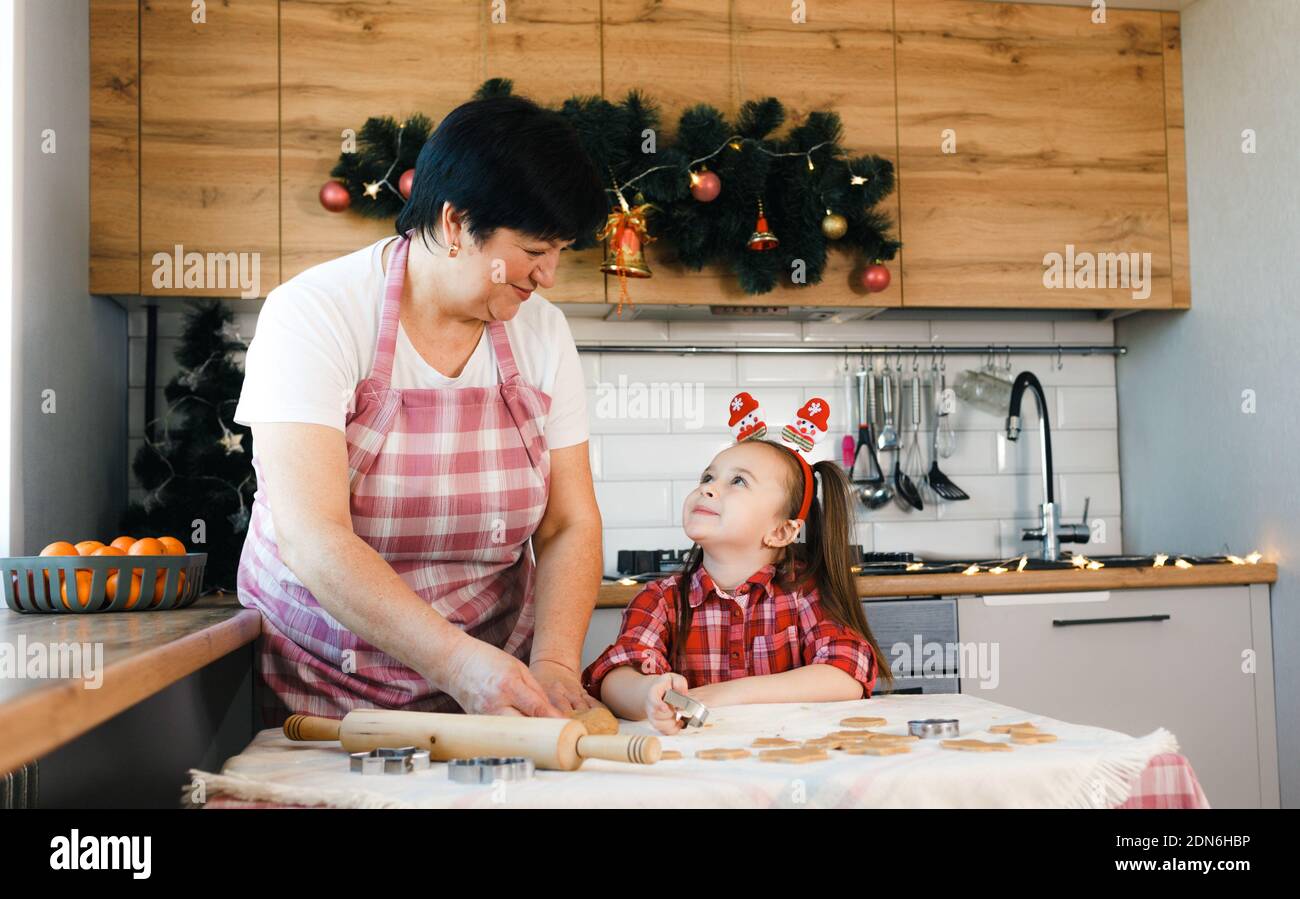 Grandma baking cookies grandchild hi-res stock photography and images ...
