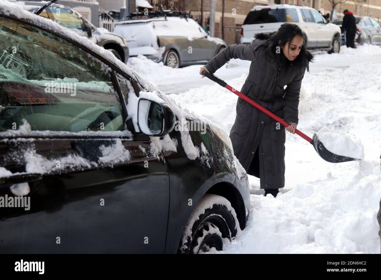 New York City, New York, USA. 17th Dec, 2020. New Yorkers digs out of ...