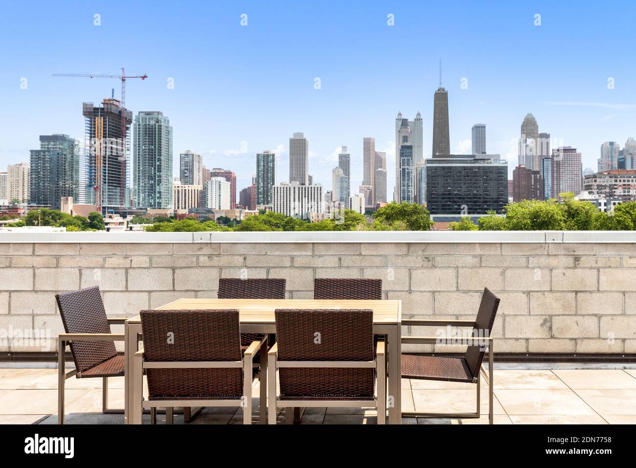 Building exterior modern seating hi-res stock photography and images ...