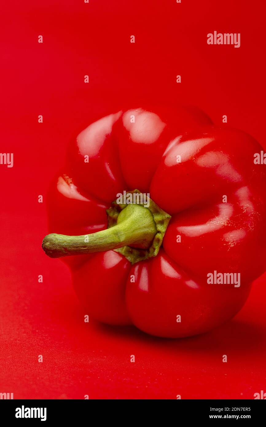 Vertical frame of a radiant reflecting Bell pepper or fresh paprika ...