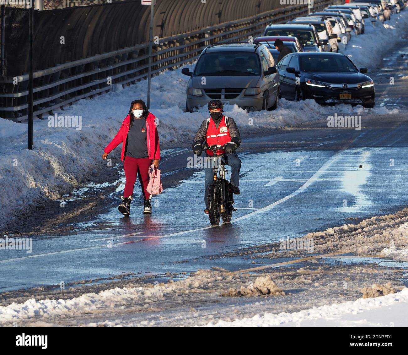 2 feet of snow hi-res stock photography and images - Alamy