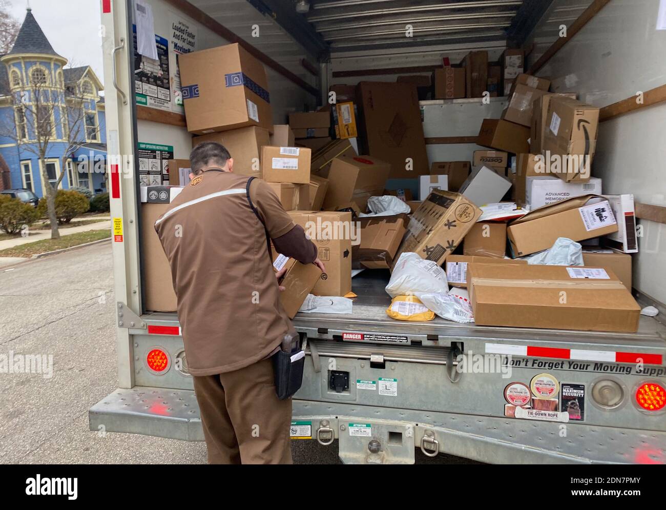 Image of an amazon packages hi-res stock photography and images - Alamy