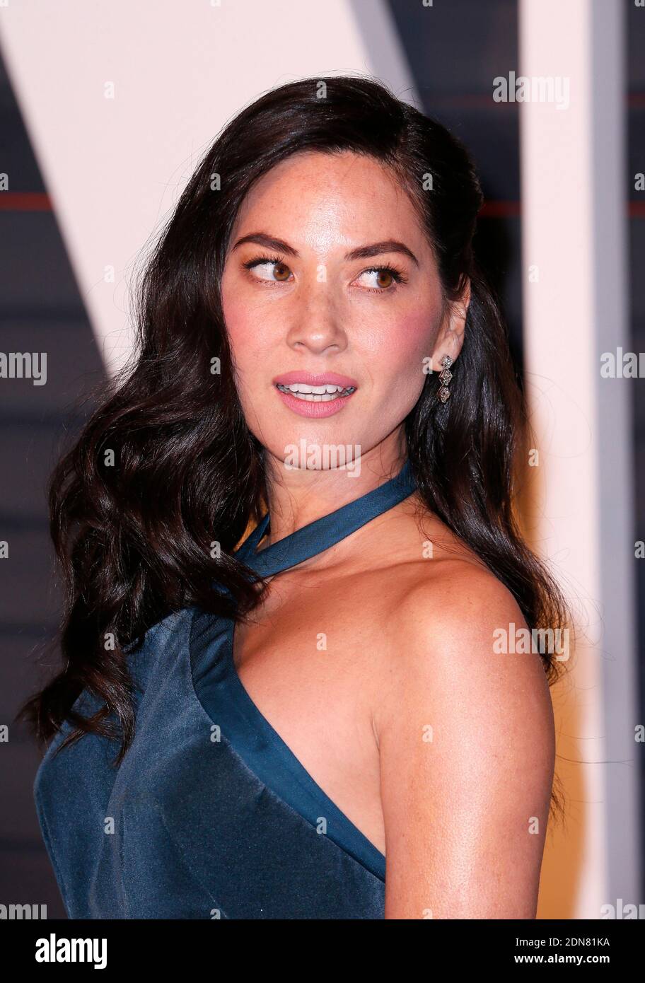 Olivia Munn attends the 2015 Vanity Fair Oscar Party hosted by Graydon ...