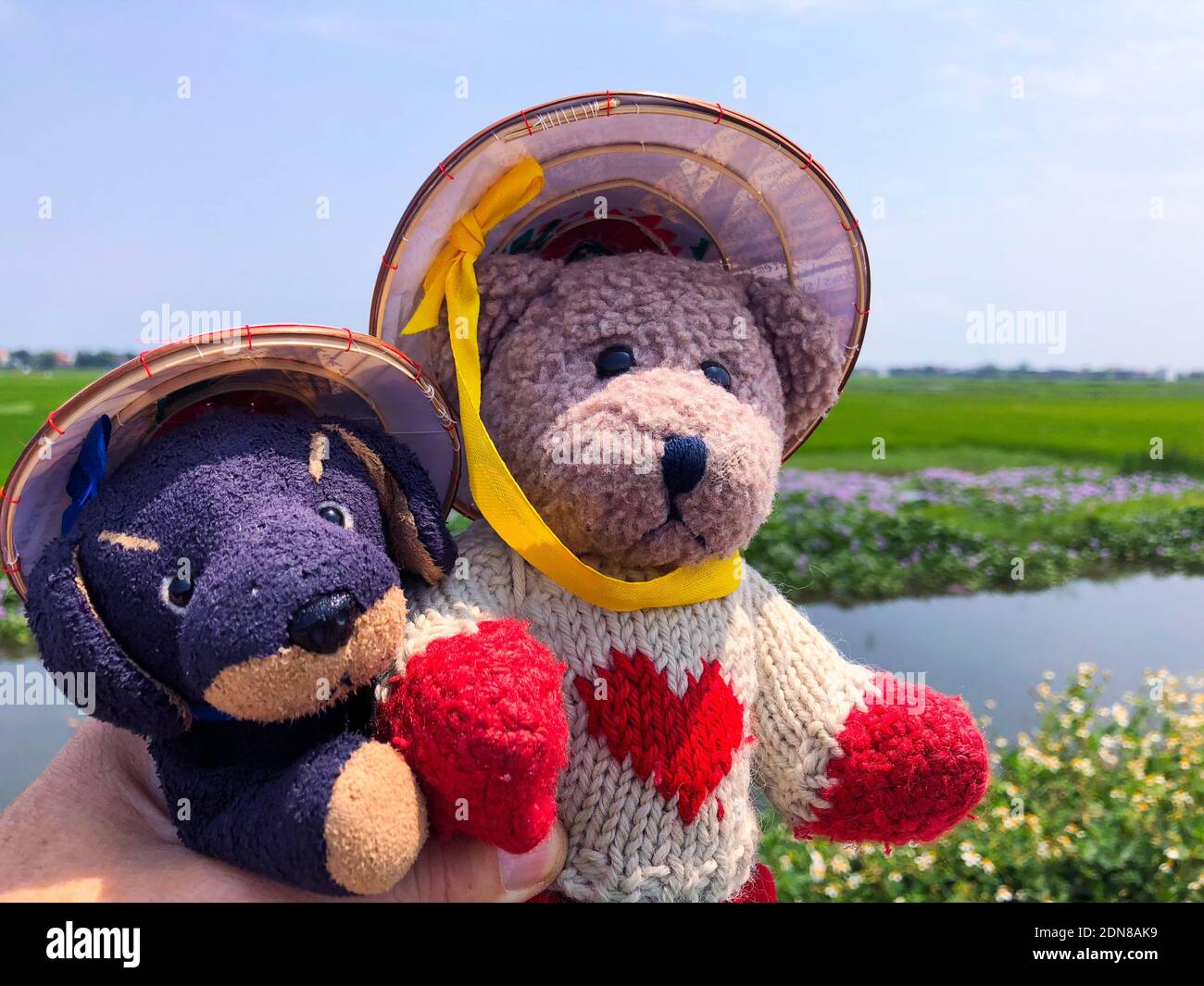 Wearing straw hats hi-res stock photography and images - Alamy