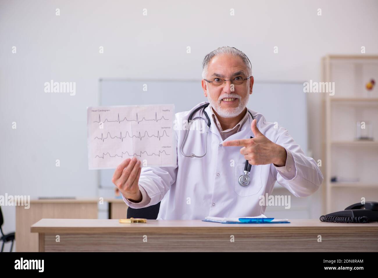 Old doctor cardiologist working in the clinic Stock Photo - Alamy