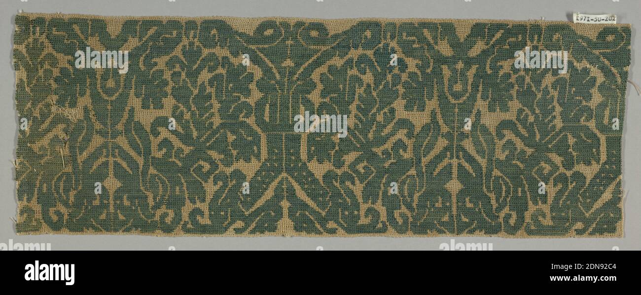 Symmetrical scrolling vine pattern hi-res stock photography and images ...